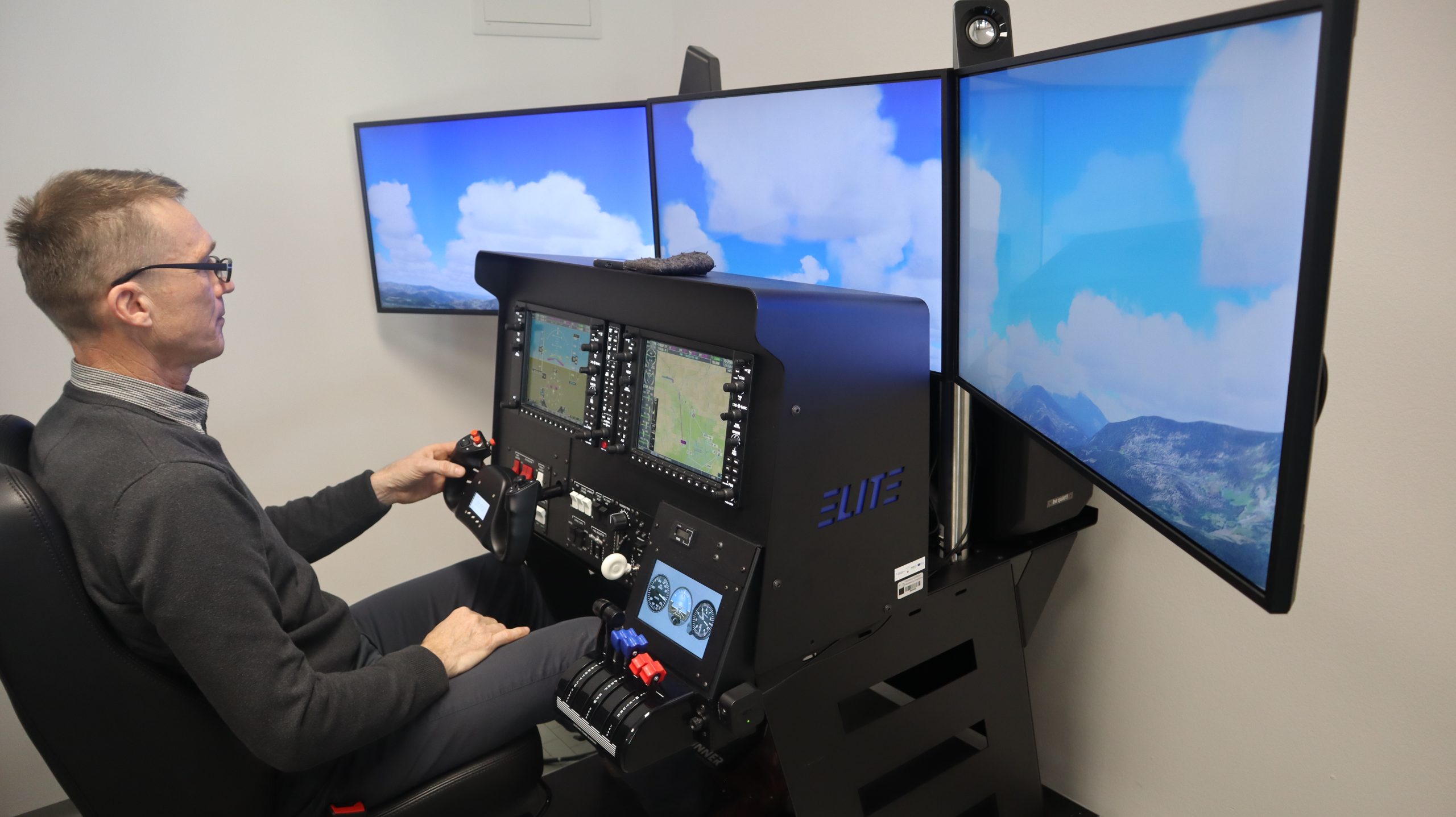 Opening of the new Laboratory of Aeronautics and Flight Simulator ...